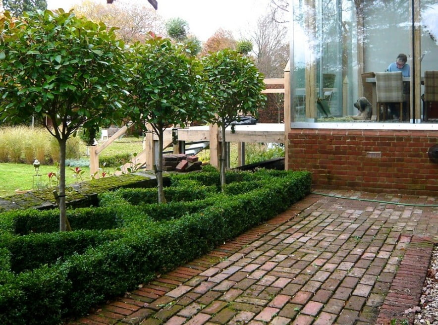 Small formal knot garden in a courtyard by Jo Alderson Design - Jo ...