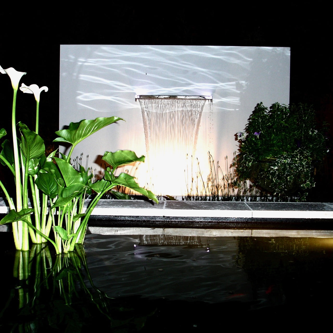 water features in contemporary Henley courtyard garden - Jo Alderson ...