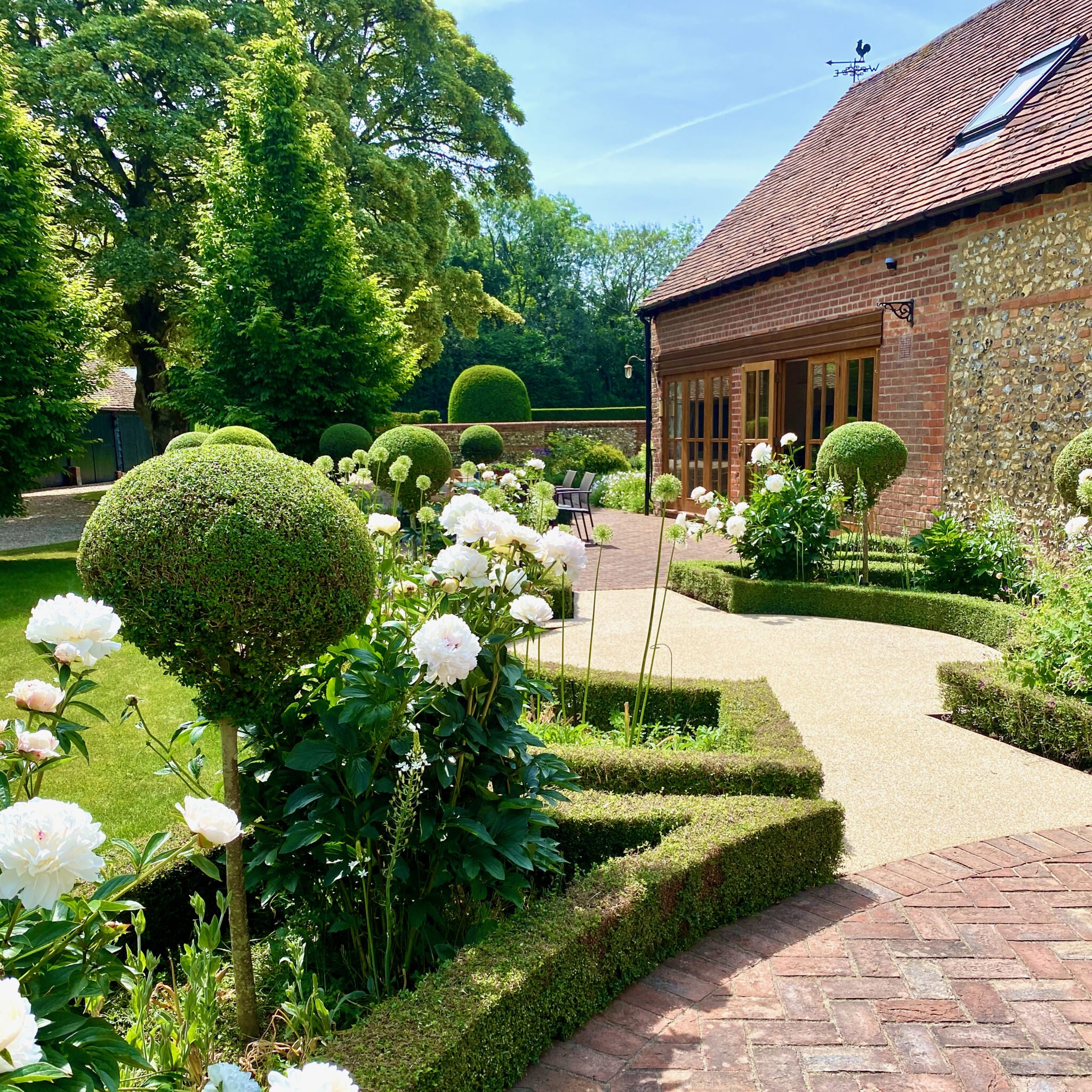 Parterr-front-garden-with-circular-dining-terrace-leading-from-the ...